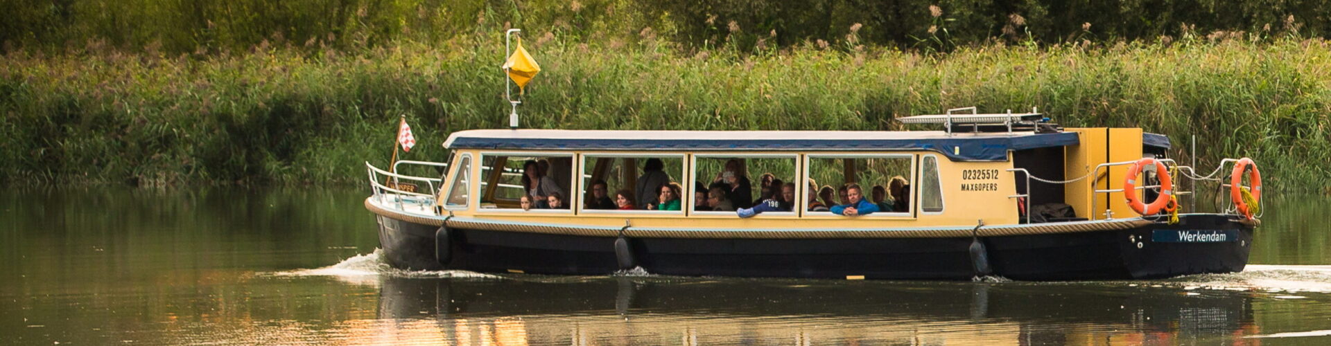 Vaar met een fluisterboot in de Biesbosch bij het Biesbosch MuseumEiland